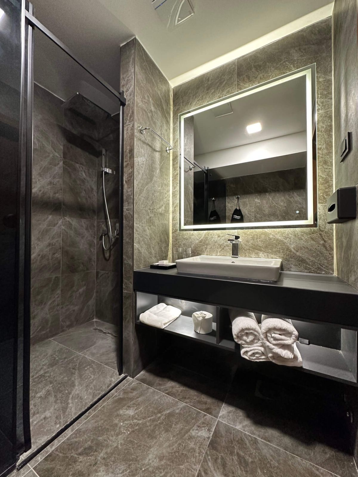 Business Double Room with Balcony – Hotel Macedonia Square